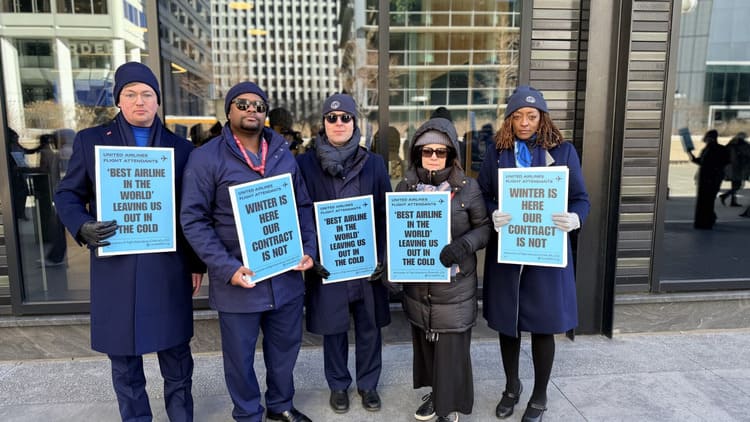 United Says Yes to Raises — But Only If Flight Attendants Accept ...